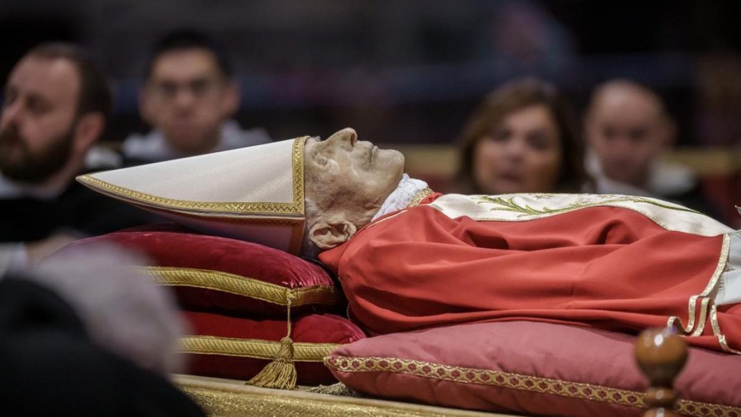 200.000 fieles visitan la capilla ardiente de Benedicto XVI, que cierra para dar paso a su ...